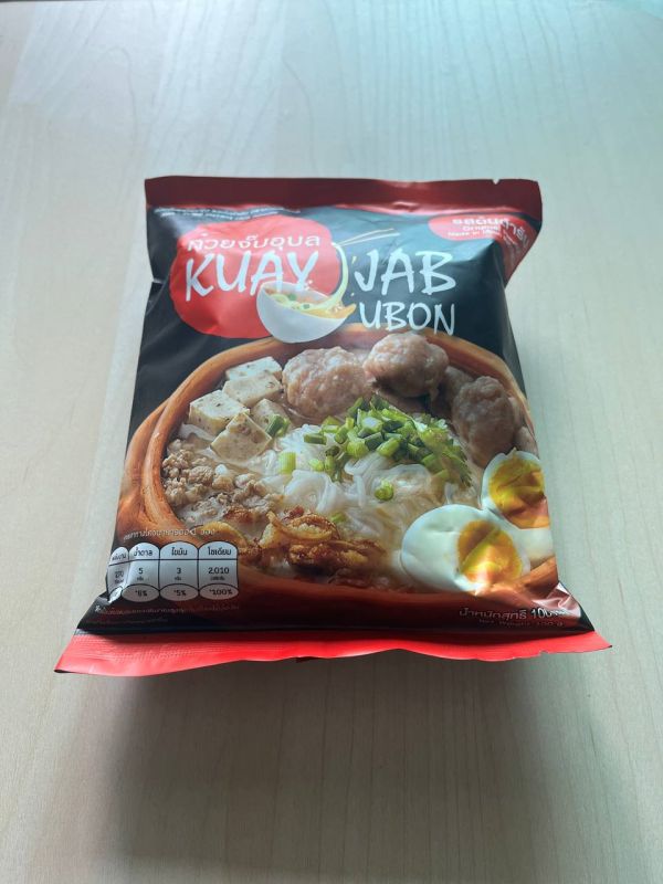 กวยจั๊บอุบล กึ่งสำเร็จรูป ทำเอาว้าวุ่น ด้วยการทับศัพท์ยี่ห้อว่า Kuay Jub อ่านแล้วคิดดีไม่ได้